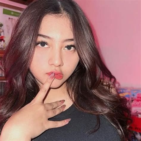 Talia Salsabilla Mok • Threads Say More