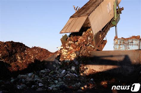 포토 美 처리장에 산적한 음식물 쓰레기 뉴스1