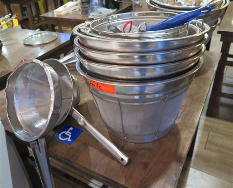 Multiple Colanders And Strainers Misc Sizes Oahu Auctions