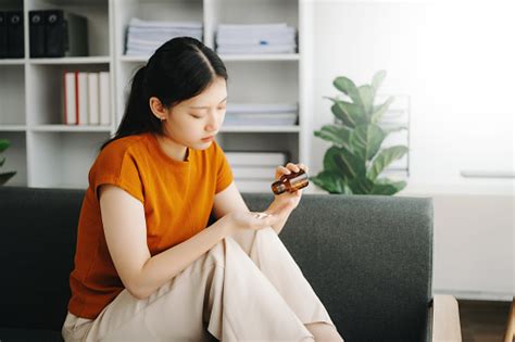 아시아 여자는 앉아 우울증 검은 머리의 잠겨 있는 눈빛 창가에 서서 불안 공간을 복사합니다 20 24세에 대한 스톡 사진 및 기타 이미지 Istock
