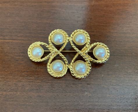 Goldtone Braid White Mabe Pearl Brooch Pin Goldtone Openwork White