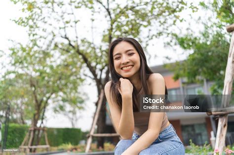 햇빛 아래 야외에서 웃고 있는 아름다운 젊은 여성의 행복한 느낌 여성과 아름다운 미소의 꽤 매력적인 얼굴 그녀는 긍정적 인 사고와 성공입니다 감정에 대한 스톡 사진 및 기타