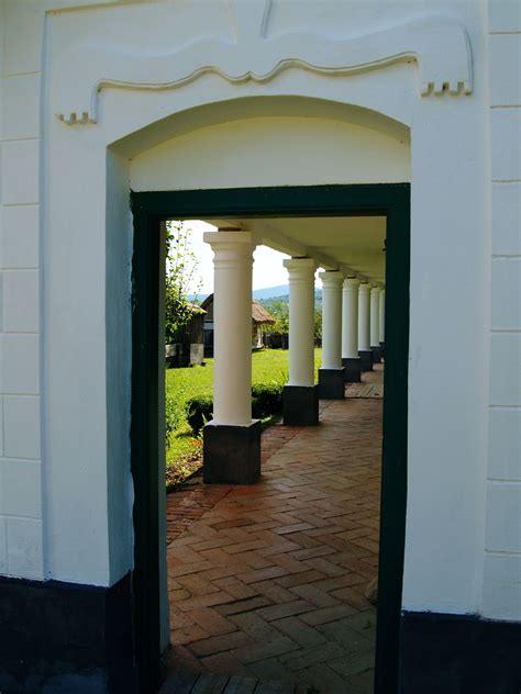 무료 이미지 건축물 구조 화이트 집 창문 건물 늙은 벽 마을 아치 시골의 기둥 홀 입구 색깔 정면 재산 외부 인테리어 디자인 앞문