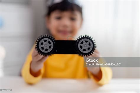 아시아 학생들은 집에서 Stem Steam 수학 공학 과학 기술 컴퓨터 코드 아이들을위한 로봇 공학 개념의 로봇 자동차 및 전자 보드 케이블 코딩을 배웁니다 4 5세에 대한