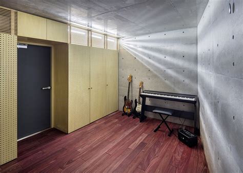 Atelier Tekuto Completes Crystalline Concrete Home