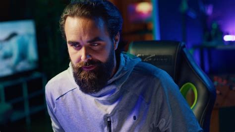 강력한 데스크 Pc를 사용하여 온라인 멀티 플레이어 E 스포츠 토너먼트에 참여하는 프로 게이머 무료 사진