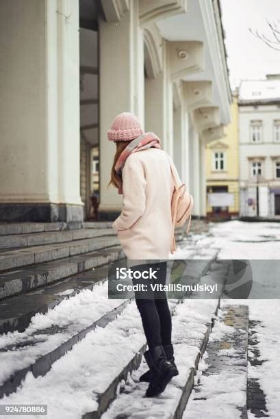 세련 된 옷을 입고 행동 하는 행복 한 웃는 여자 흥분 기쁨과 흥분 손과 얼굴을 표현 하는 모델 눈입니다 크리스마스 새 해 겨울 휴가 개념 거리에 대한 스톡 사진 및 기타