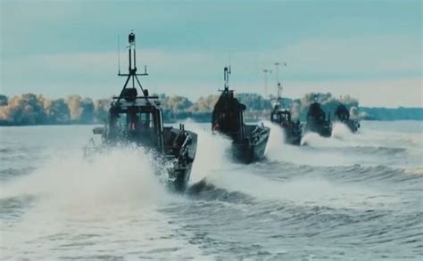 ВМС провели навчання річкової флотилії на водосховищах річки Дніпро ВІДЕО Вечірній Київ