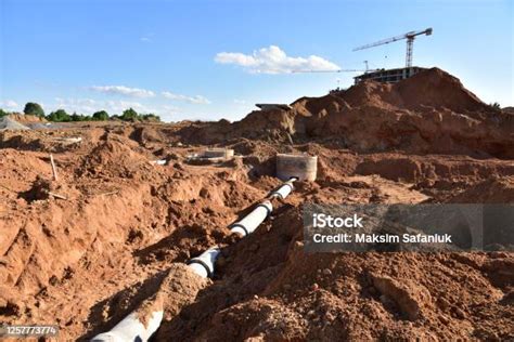 빗물 시스템을 위한 콘크리트 맨홀과 배수파이프를 깔아 놓습니다 트렌치 드레인을 건설 현장의 콘크리트 맨홀 구조물에 연결 관 튜브에 대한 스톡 사진 및 기타 이미지 Istock