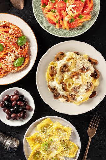 이탈리아 파스타 다양한 요리 어두운 배경에서 위에서 촬영 0명에 대한 스톡 사진 및 기타 이미지 0명 강판에 갈기 건강한 식생활 Istock