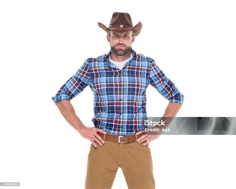 3039세 성인 잘생긴 머리수염짧은 머리 백인 남성젊은 남자 카우보이 앞에 서 있는 3039세의 어른 잘생긴 남자의 카메라를 보고1인허리정면시원한 태도 카우보이에 대한 스톡