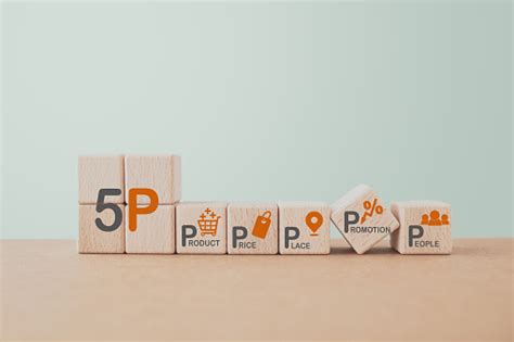 5ps 제품 가격 장소 판촉 및 사람 텍스트는 마케팅 전략 개념을 위한 복사 공간을 포함하여 그런지 파란색 배경에 아이콘이 있는 나무 큐브 블록에 있습니다 0명에 대한 스톡