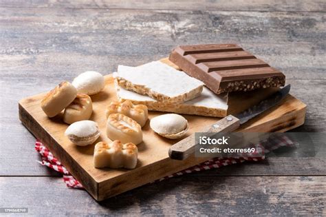 나무 테이블에 전통적인 크리스마스 과자 누가 및 크리스마스 달콤한 아몬드 0명에 대한 스톡 사진 및 기타 이미지 0명 겨울 견과 Istock