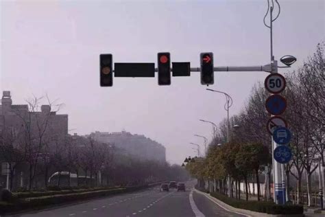 红绿灯路口没标示可以右转吗 有驾