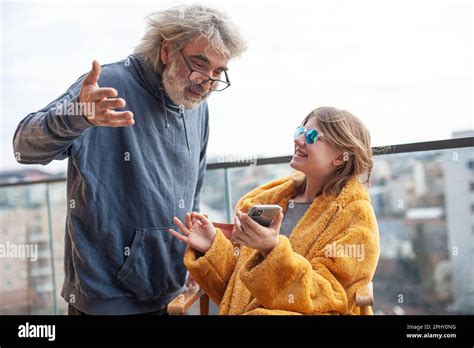 Gl Ckliche Familie Vater Und Tochter Benutzen Das Telefon Auf Der Terrasse Der Solit R Sie