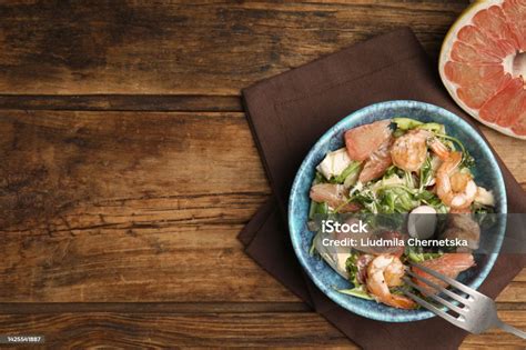 나무 테이블에 새우와 함께 맛있는 포멜로 샐러드 평평하게 누워 있습니다 텍스트를 위한 공간 0명에 대한 스톡 사진 및 기타 이미지 Istock