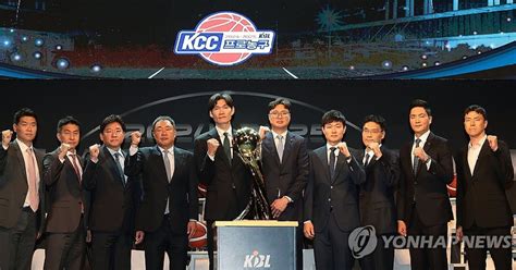 우승 트로피 앞에 두고 프로농구 개막 미디어데이