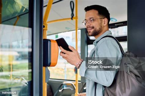 대중 교통에 탑승하는 동안 스마트 폰으로 지불하는 행복한 남자 관광객에 대한 스톡 사진 및 기타 이미지 관광객 교통수단 남성 Istock