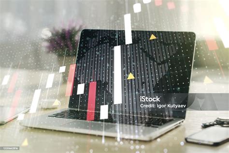 현대 노트북 배경 외환 및 투자 개념에 세계지도와 추상적 인 창조적 인 금융 그래프의 다중 노출 0명에 대한 스톡 사진 및 기타 이미지 Istock