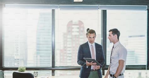 회의에서 프로젝트를 논의하는 두 젊은 사업가의 이미지 사업 프리젠 테이션 사진 Unsplash의 우아 이미지