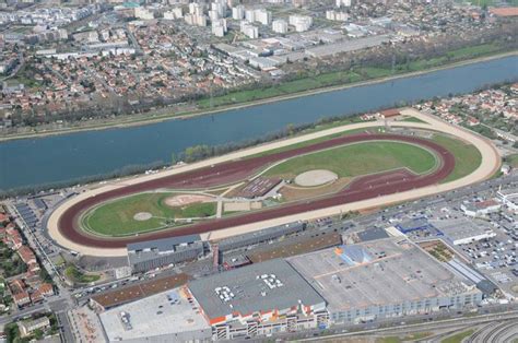 Les Espaces Extérieurs de l'Hippodrome de La Soie - Les Hippodromes de Lyon