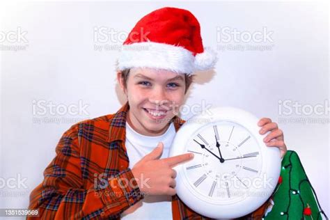 손에 크리스마스 선물을 들고 산타 빨간 모자에 재미 미소 즐거운 아이 소년과 빨간색 배경 에 선물 뒤에 숨어 놀라움에 대한 스톡 사진 및 기타 이미지 Istock