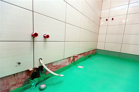 타일 벽과 아파트의 녹색 방수 마감 재로 그려진 바닥욕실은 인더 건설 리모델링 개조 정비 확장 복원 및 재건입니다 주택 개선의
