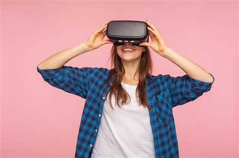 Vr 헤드셋을 착용 체크 셔츠에 행복 한 게이머 여자의 초상화 가상 현실 게임을 재생 가상현실 시뮬레이터에 대한 스톡 사진 및 기타 이미지 가상현실 시뮬레이터 인물