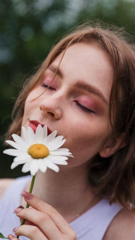 Фотосессия с ромашками Красивая девушка с ромашкой Портреты крупным планом Фотосессия Портрет