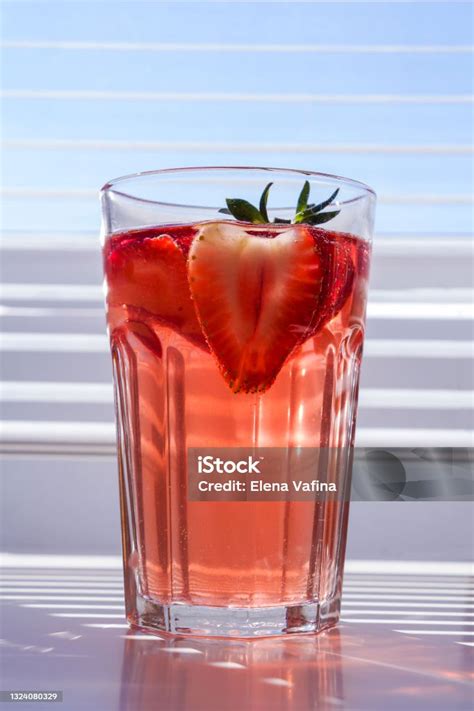 스파클링 와인 딸기 얼음 조각이있는 시원한 딸기 상그리아 한 잔으로 여전히 생활하십시오 상쾌한 여름 알코올 칵테일 음료 레모네이드 또는 아이스 티 텍스트공간을 복사합니다 0