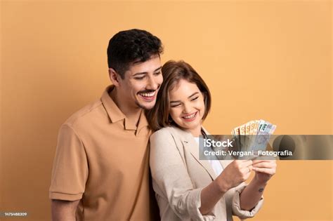 모든 베이지 색상의 브라질 지폐 통화를 가진 쾌활한 커플 금융 투자 제안 대출 개념 20 24세에 대한 스톡 사진 및 기타 이미지 Istock