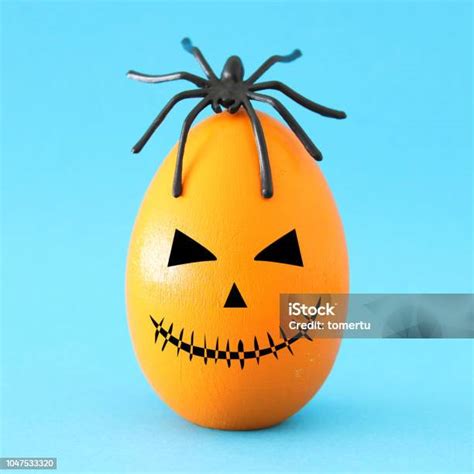 최소한의 할로윈 재미 있는 휴가 개념 오렌지 무서운 귀여운 얼굴과 위에 거미와 달걀 10월에 대한 스톡 사진 및 기타 이미지 10월 가을 개념 Istock