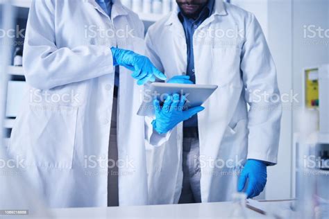 태블릿 과학 및 혁신 또는 성장을 위해 실험실에서 함께 연구를 수행하는 팀과 함께합니다 실험실에서 일하는 흑인 남성 및 여성 과학자와 함께하는 의사 팀워크 또는 의료 2명에