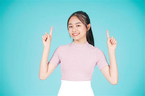 아시아 젊은 십 대 매력적인 아름 다운 소녀와 손 시안 색 배경에 대 한 정보를 표시 T 셔츠에 대한 스톡 사진 및 기타 이미지 T 셔츠 가리키기 귀여운 Istock