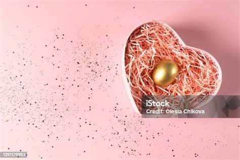 황금 스팽글이있는 분홍색 배경에 하트 모양의 선물 상자에 황금 달걀 개념에 대한 스톡 사진 및 기타 이미지 개념 금 금속 금색 Istock