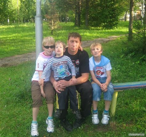 Мужик и 3 мальчика на лавочке Шорты фото