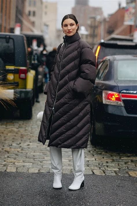 З яким взуттям носити довгий пуховик узимку рекомендації стилістів