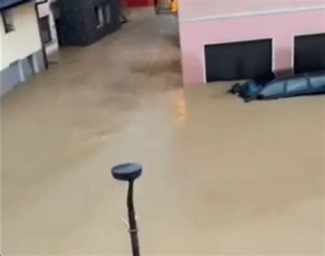 Обилни дъждове предизвикаха наводнения в Словения ВИДЕО