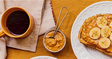 바나나 조각과 땅콩 버터를 얹은 두 개의 흰색 접시 사진 Unsplash의 땅콩 버터 이미지