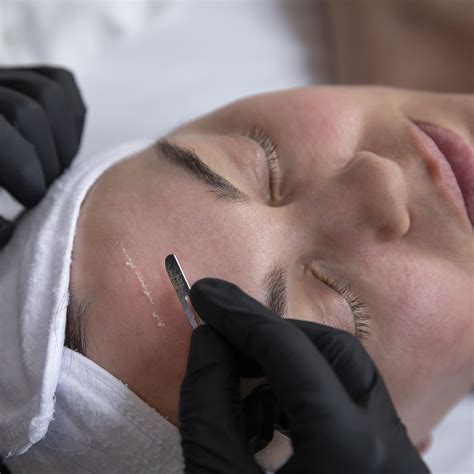 Dermaplaning Exfoliate And Remove Peach Fuzz Cslc