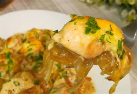 Рецепта за пилешко филе в сос с лук и кашкавал кулинарнобг