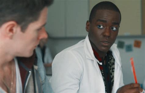 ถอดบทเรยนตวละคร Eric จาก Sex Education มตของความหลากหลายภายใตความฉดฉาด THE STANDARD