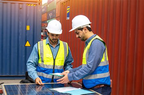 안전 헬멧과 유니폼을 입은 두 명의 기술자가 서류의 패널을 확인합니다 안전에 대한 스톡 사진 및 기타 이미지 안전 책임 2명 Istock