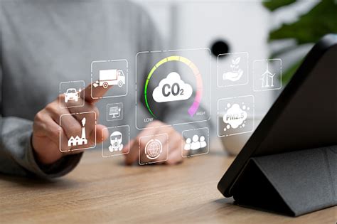 이산화탄소 배출 탄소 발자국 탄소 감축 개념 대기 오염을 방출하는 아이콘 요인에 대한 여성 오래된 디젤 엔진 덕트 Pm 25