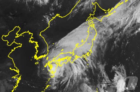 [포토] 日 남서부 상륙한 태풍 산산 위성사진 뉴스1