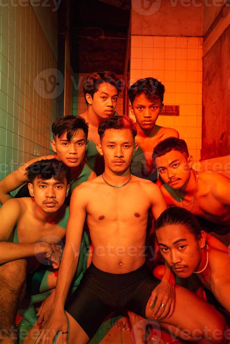Un Grupo De Desnudo Gays Son Reunión Y Posando Con Su Amigos Mientras