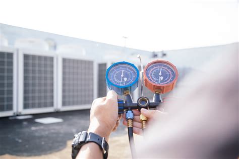 기술자는 에어컨 에어컨 충전을 위한 측정 장비를 점검하고 있습니다 냉각 시스템 건설 산업에 대한 스톡 사진 및 기타 이미지
