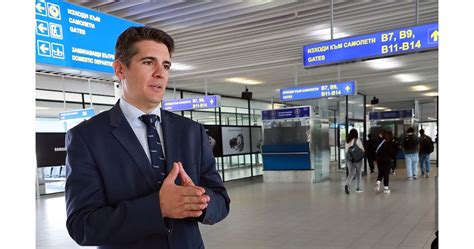 Директорът на летище София Не сме спирали работа при аварийното кацане на военния самолет