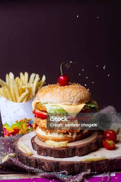 수분이 많은 치킨 진거 워퍼 버거 햄버거 또는 치즈버거와 치킨 패티 1개 소스 감자 튀김 차가운 음료 미국 패스트 푸드의 개념 복사 공간 햄버거 류에 대한 스톡 사진 및