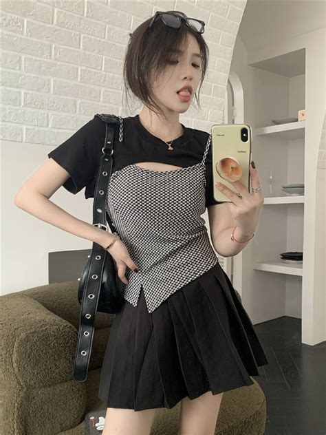 유니크 페이크 투피스 반팔 라운드 넥 크롭 미니 숏 힙한 슬릿 슬림 여리 섹시 핏 캐주얼 츄리닝 꾸안꾸 스트릿 뷔스티에